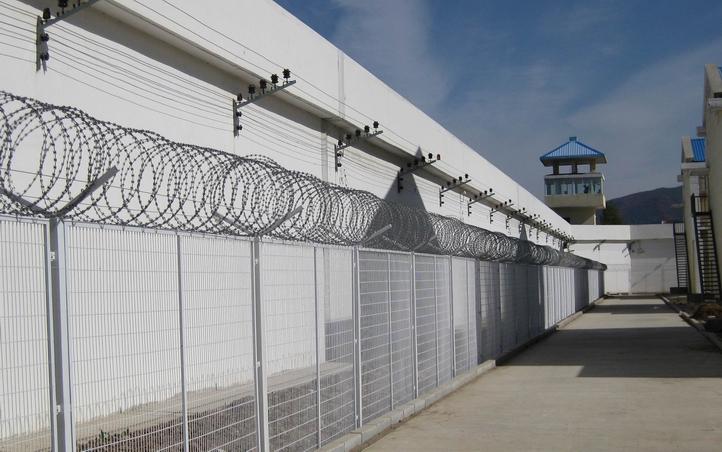 Use of Razor wire fence in the fence - Hebei Shengsen Metal Products Co ...